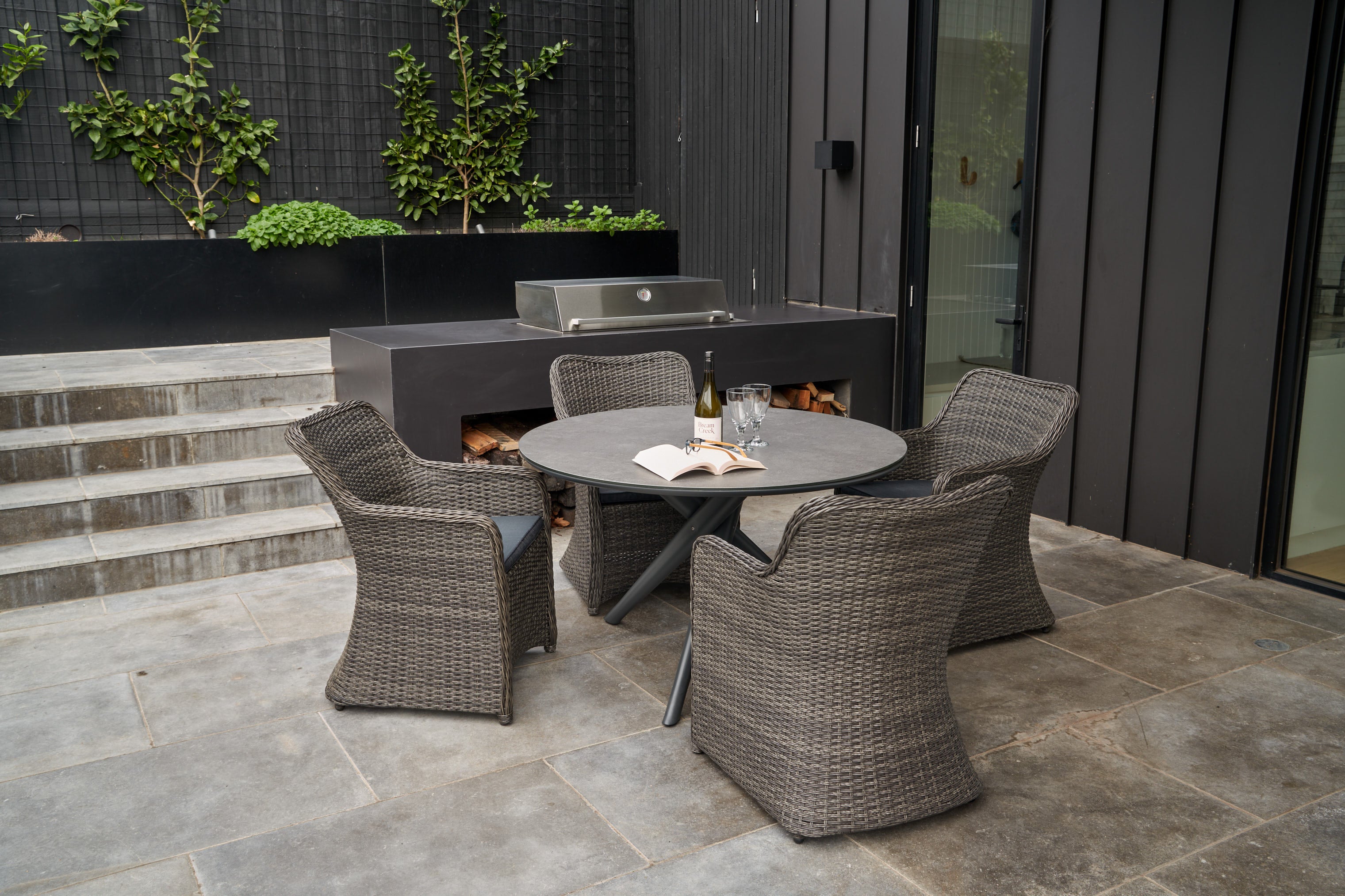 Arizona round outdoor table – Easterly